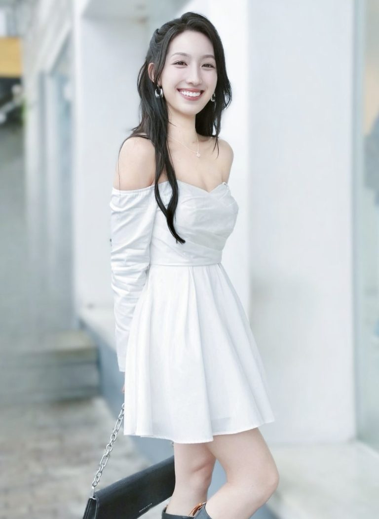 Hedy Hoi Yi, a judge on "Midlife Sing & Shine! 3," captivates audiences ...