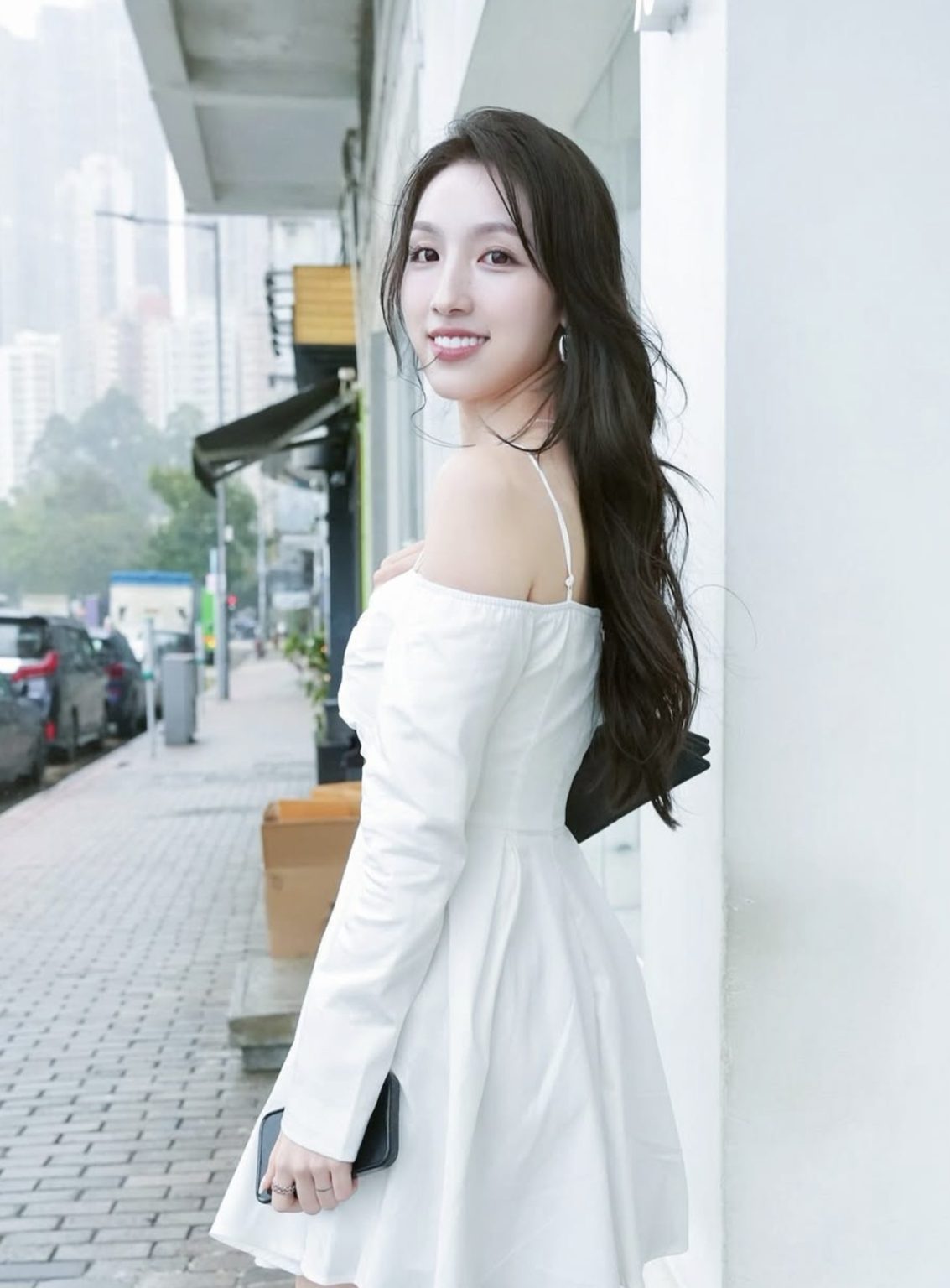 Hedy Hoi Yi, a judge on "Midlife Sing & Shine! 3," captivates audiences ...