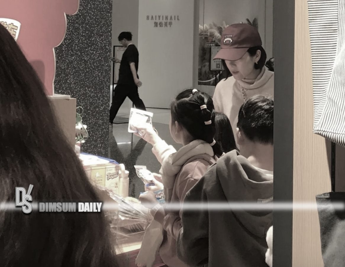 HK actor Moses Chan and family spotted shopping in mainland China