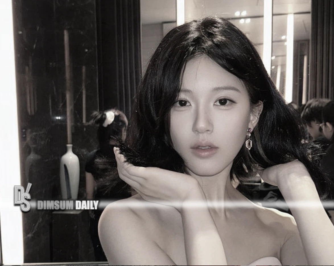 Die chinesische Schauspielerin Zhao Lusi wurde im Rollstuhl ins Krankenhaus eingeliefert, als ...