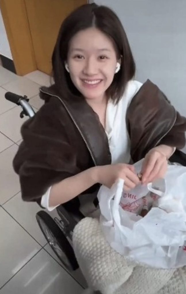 Chinese actress Zhao Lusi appears to have discharged from hospital