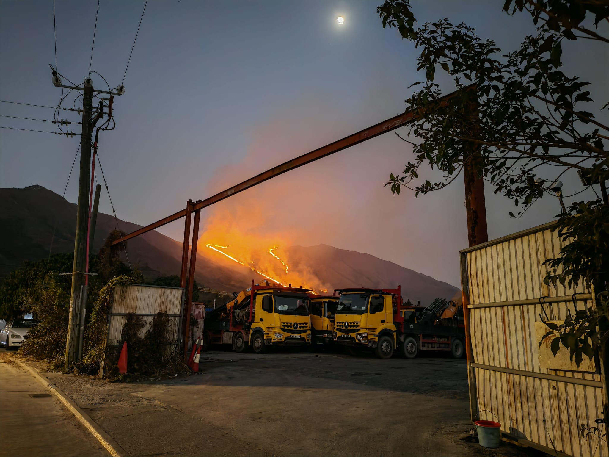 Fire erupts at Kai Kung Leng in Pat Heung, two hikers await rescue