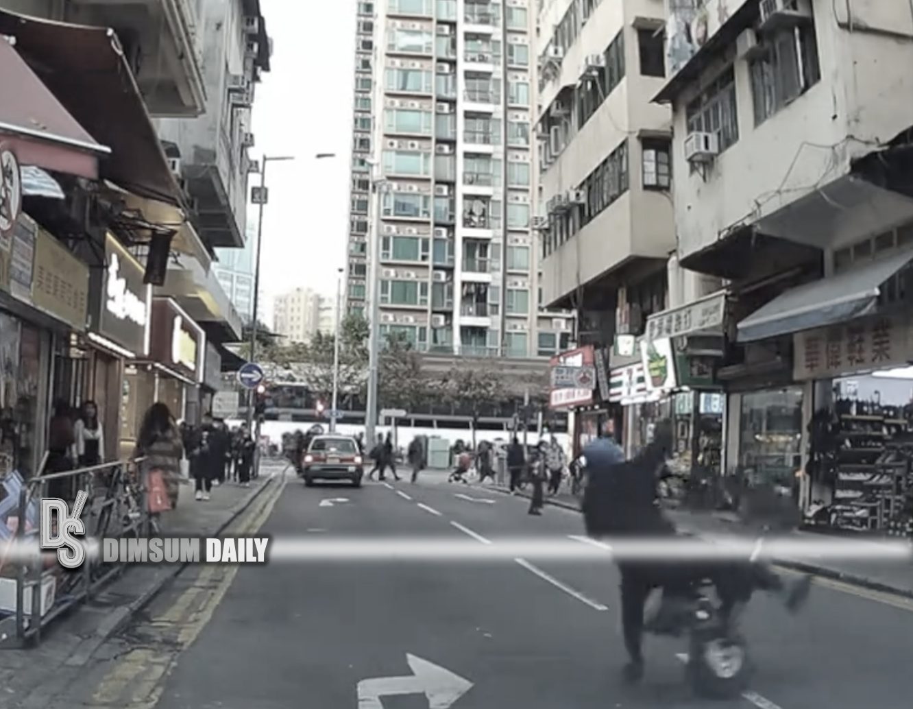 Electric bike mishap in Yuen Long captured on dashcam