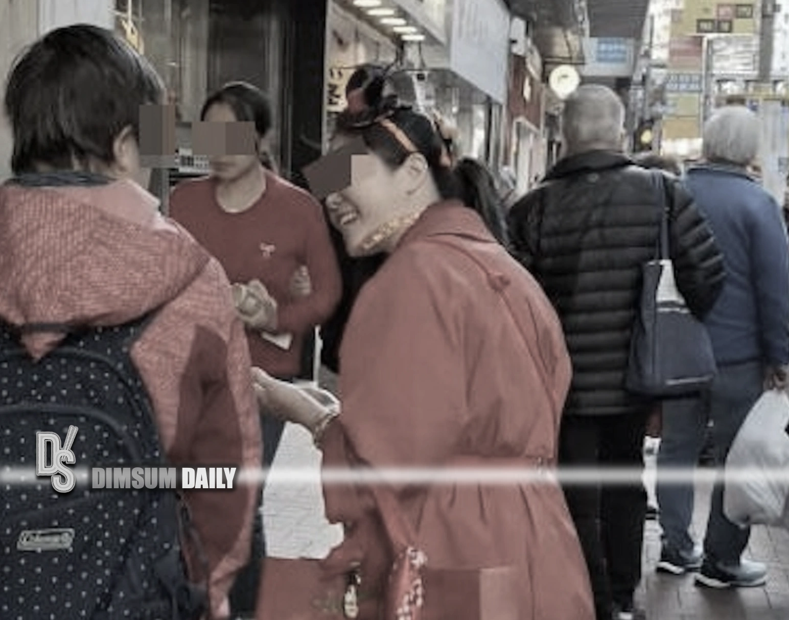 Middle-aged woman solicits lai see on North Point streets