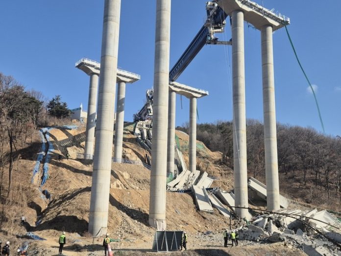Bridge collapse on South Korean expressway leaves three dead and five ...