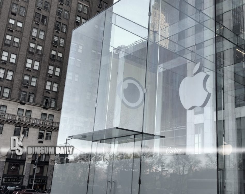 Apple customers rush to stores over tariff threats, stock plunge