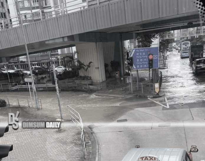 Water pipe burst causes flooding and traffic disruption in Ho Man Tin