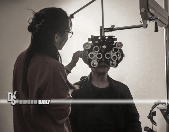 Jet Li's daughter, an ophthalmologist, examines his eyes