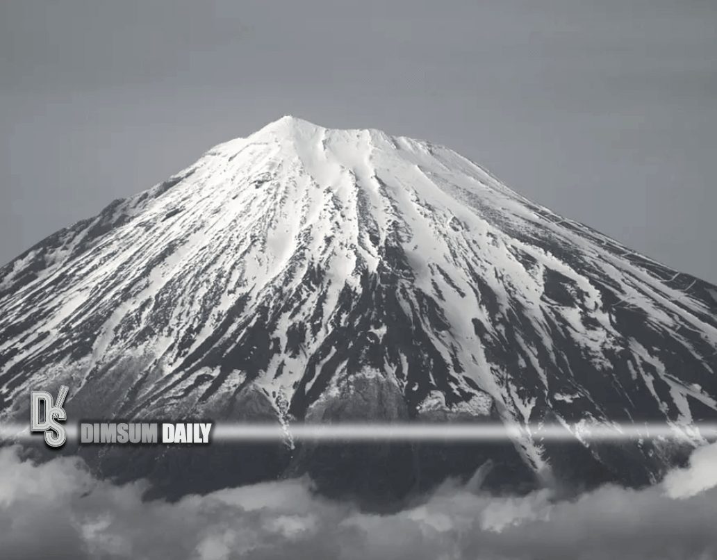 Chinese climbers spark outrage in Japan after unauthorised ascent of ...