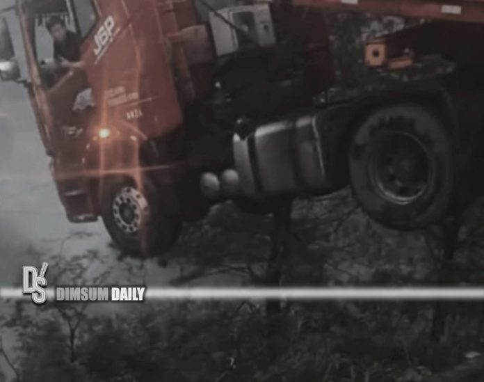 Torrential rains cause bridge collapse on Xia-Rong Expressway