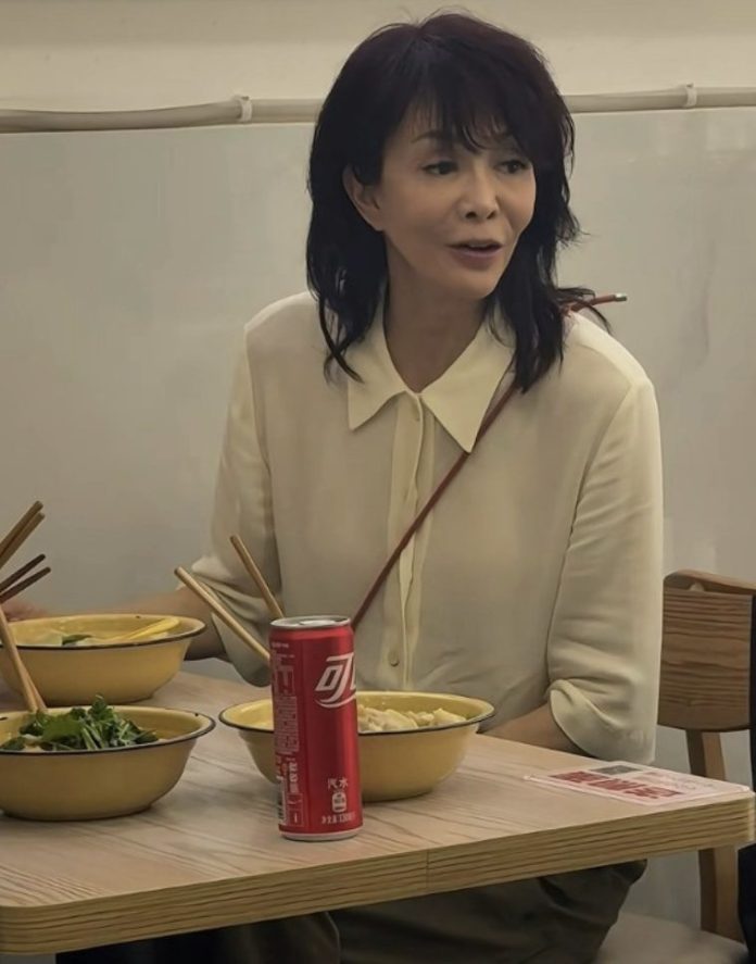 Veteran Hong Kong actress and TV host Carol Cheng faces unwanted paparazzi encounter in Chongqing
