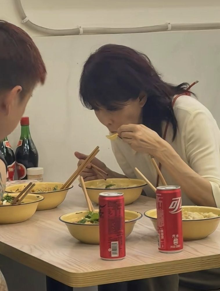 Veteran Hong Kong actress and TV host Carol Cheng faces unwanted paparazzi encounter in Chongqing