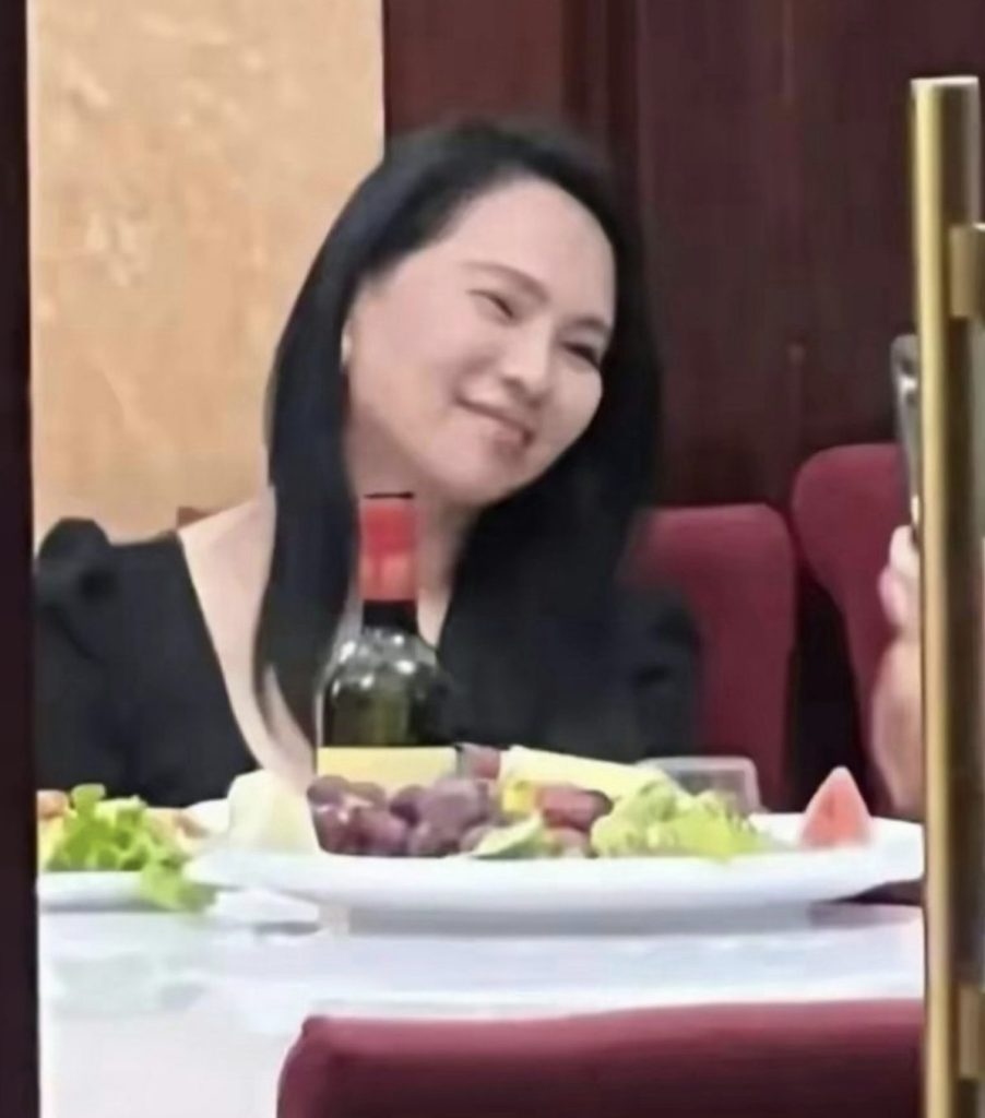 Taiwanese singer Annie Yi's natural look in Paris raises eyebrows