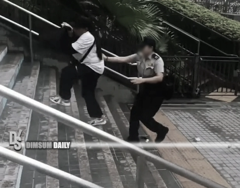 FEHD officers pursue unlicensed non-ethnic Chinese vendors at MTR TST ...