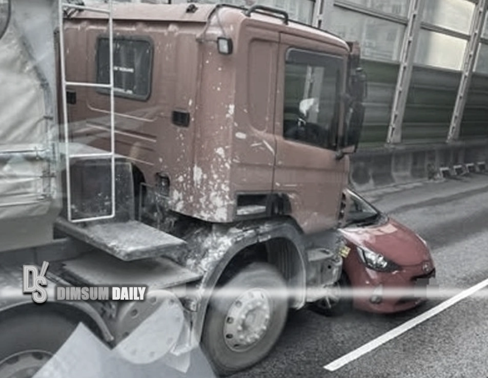 Traffic disrupted on Tuen Mun Road following collision between dump ...