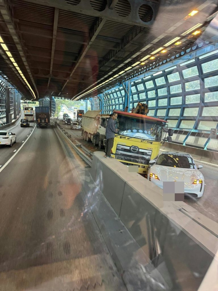 Collision on Wong Chu Road involves three vehicles, driver trapped for ...