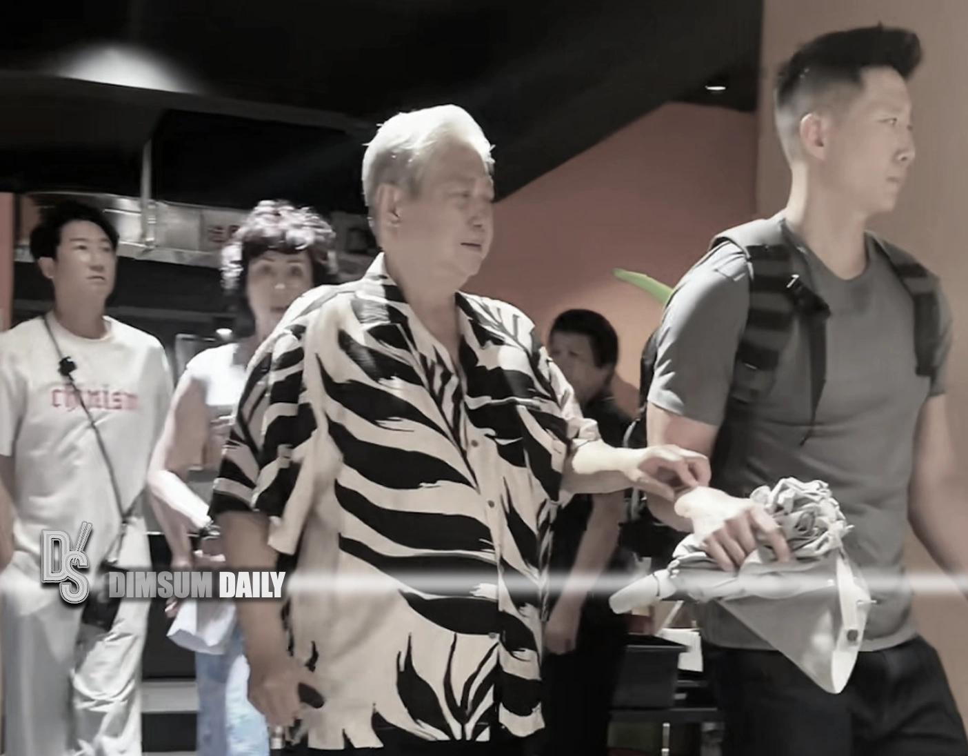Action star Sammo Hung spotted using cane at hotpot restaurant in Shantou