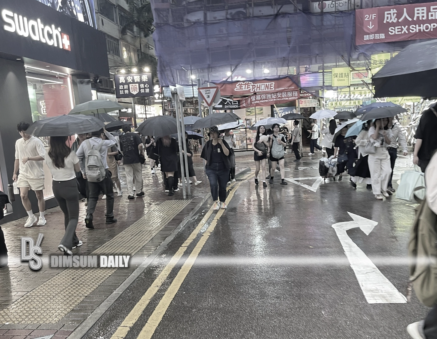 Amber Rainstorm Signal replaces Black at 5.05pm, Black Signal lasts 11 ...