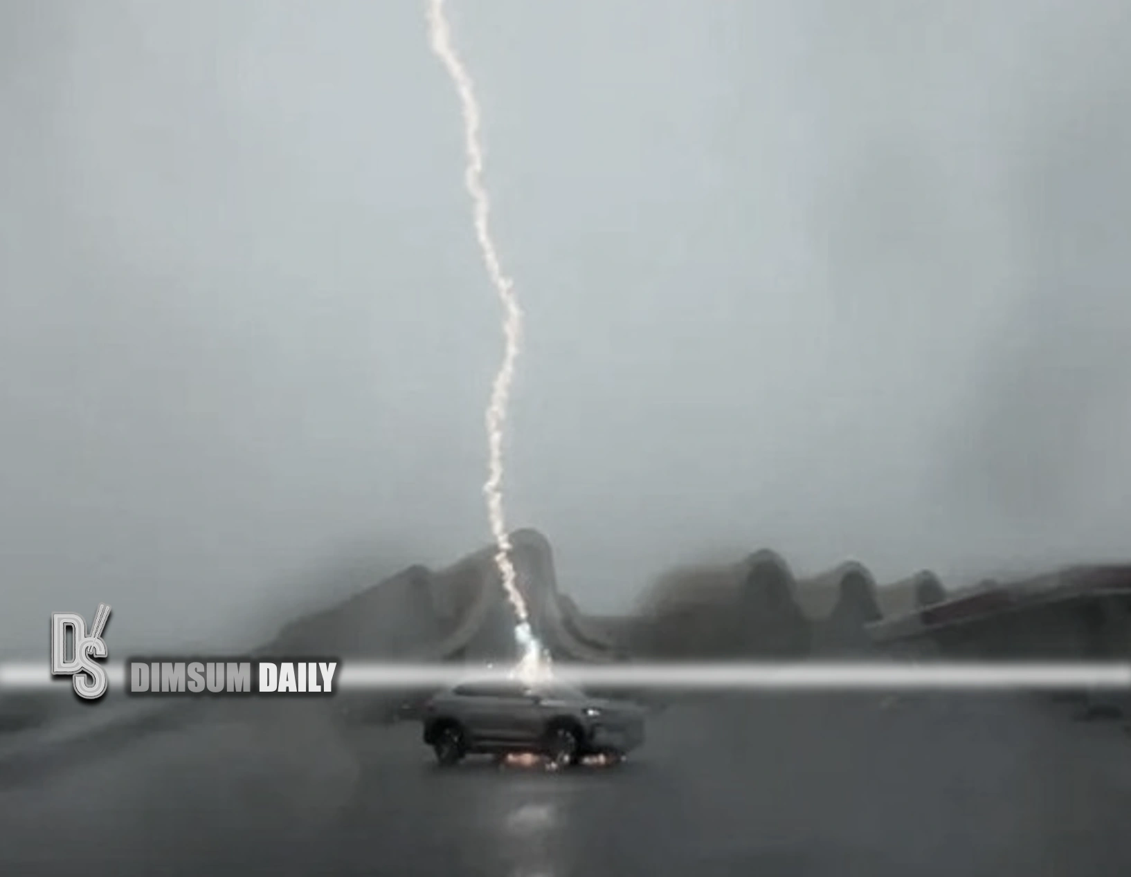 Lightning strikes a car in Tieshan Service Area in Guangxi