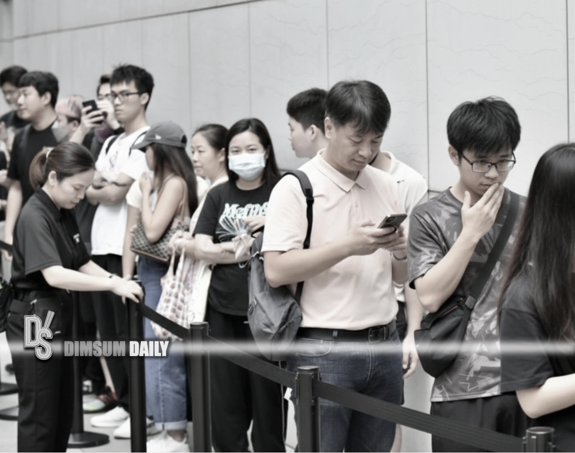 iPhone 17 release day coincides with Strong Wind Signal No. 3, enthusiasts queue outside Hysan ...