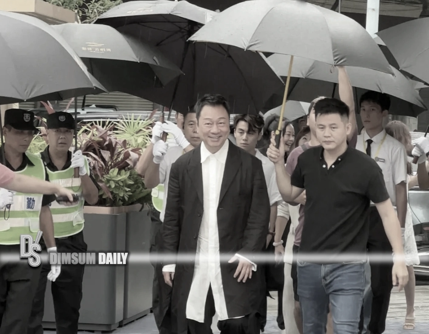 Hong Kong actor Wayne Lai receives superstar treatment at Zhongshan event