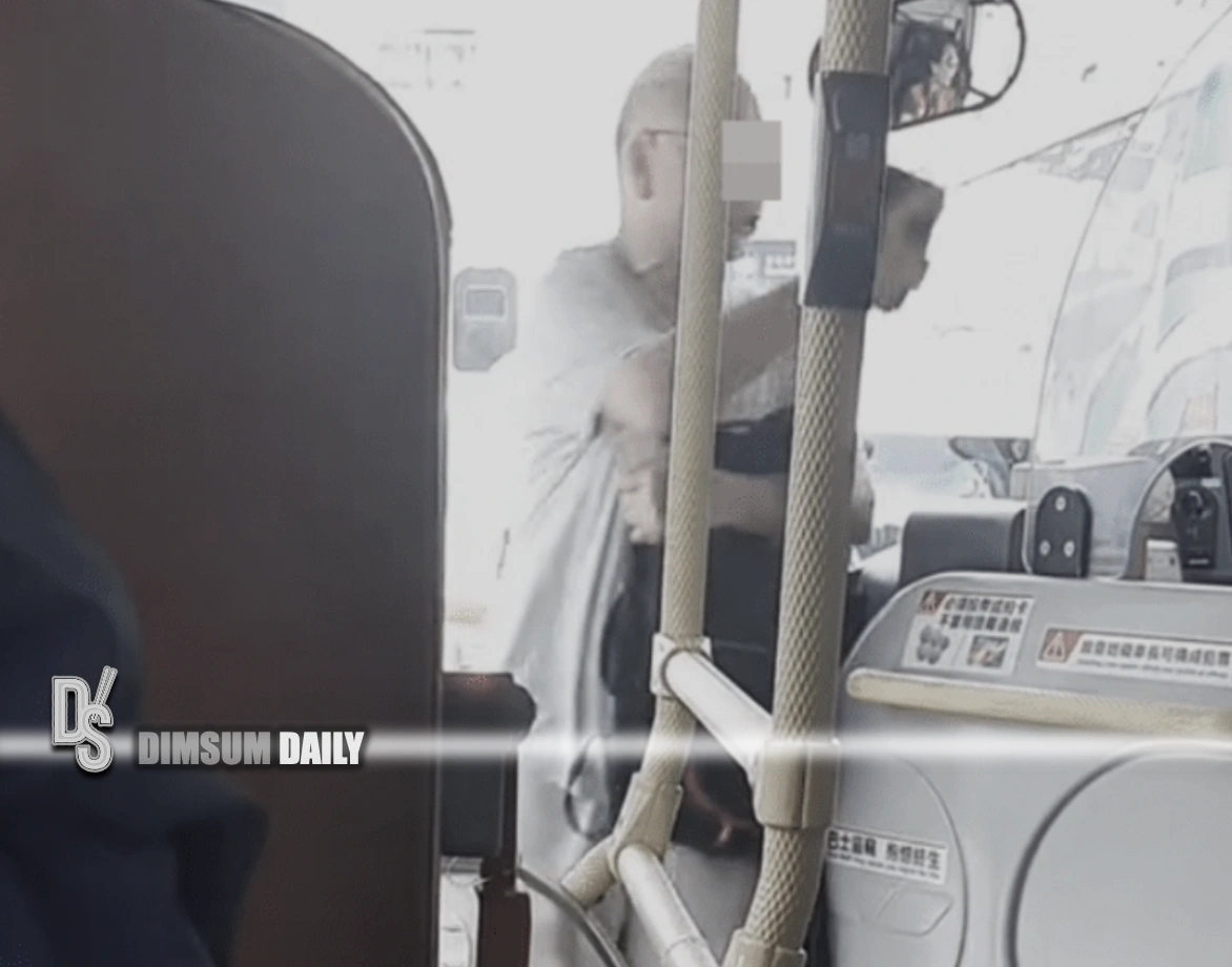 KMB bus driver confronts passenger over single-door boarding dispute