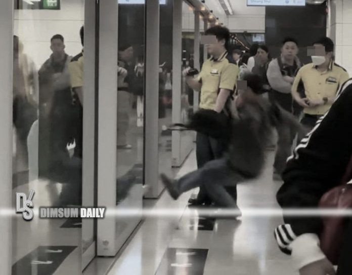 Passenger removed by force in MTR door blocking incident
