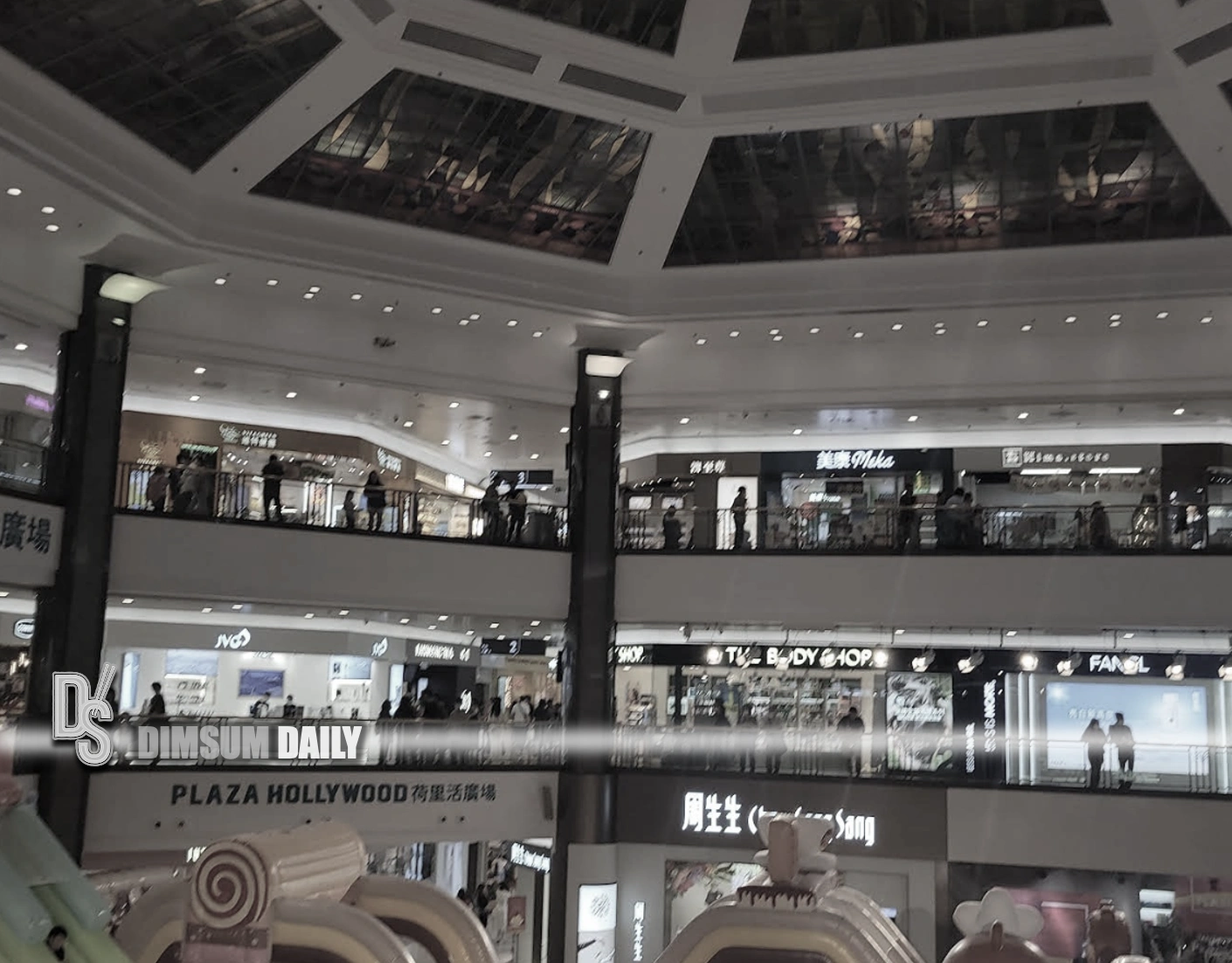 Teenage girl injured in box-cutter incident at Plaza Hollywood, friend ...