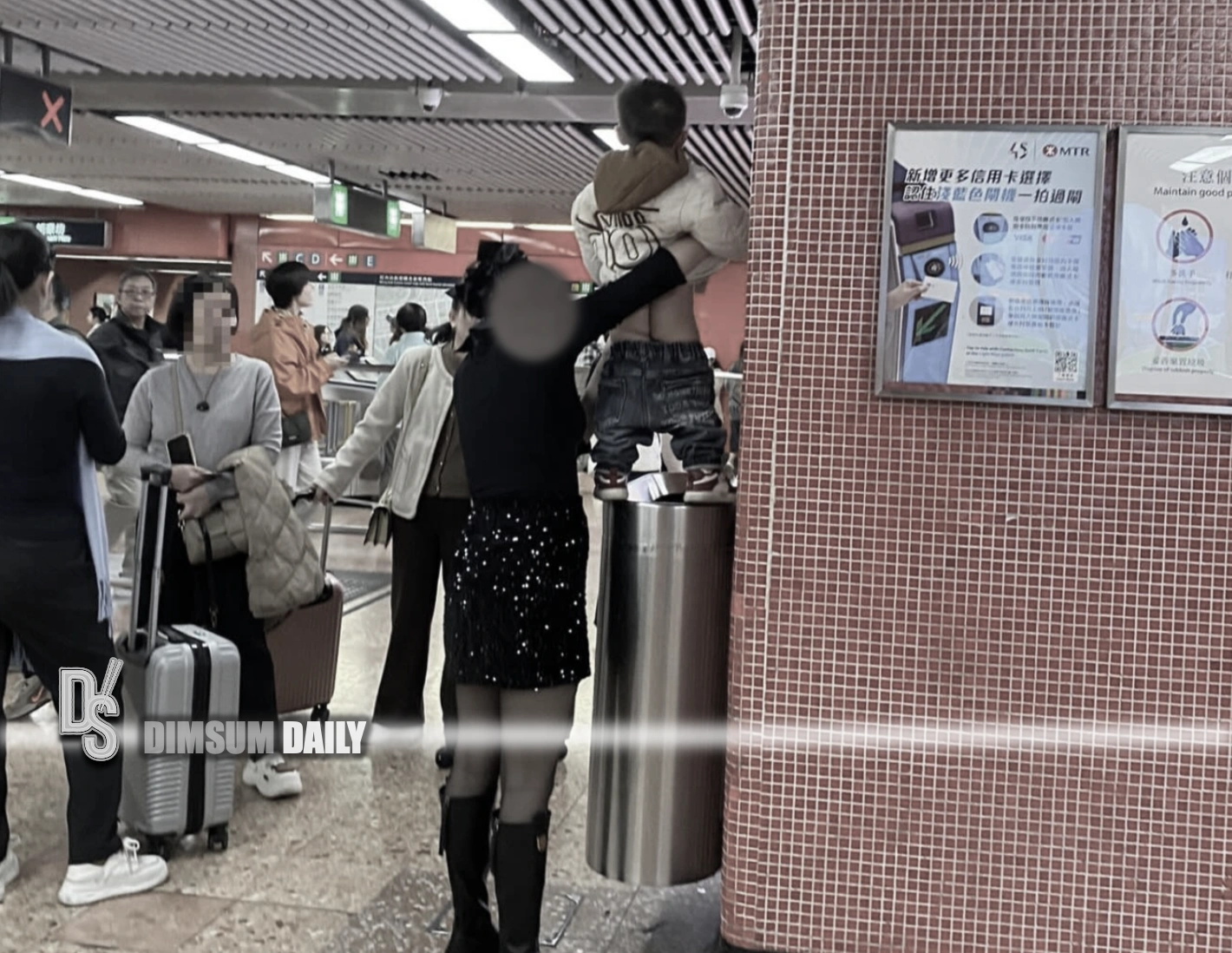 Boy seen urinating into rubbish bin at MTR Mong Kok station