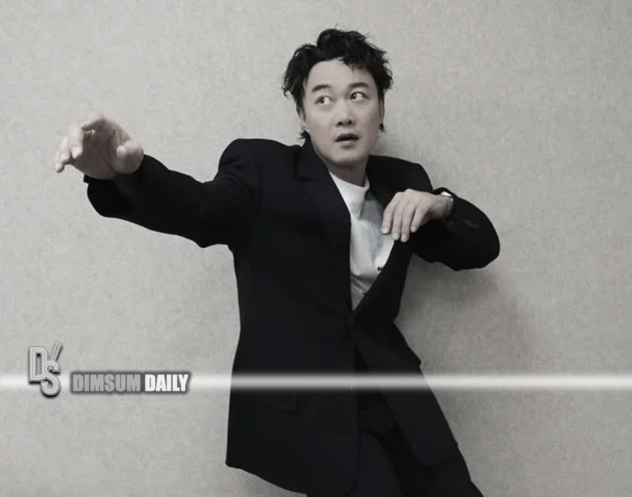 HK singer Eason Chan praised for helping delivery driver park