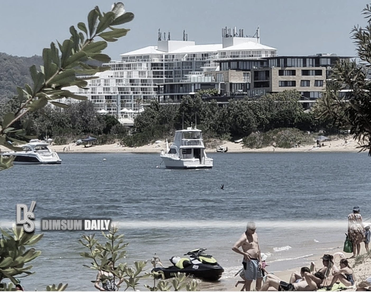 Man dead, teen missing after boat capsizes off northern Sydney beach