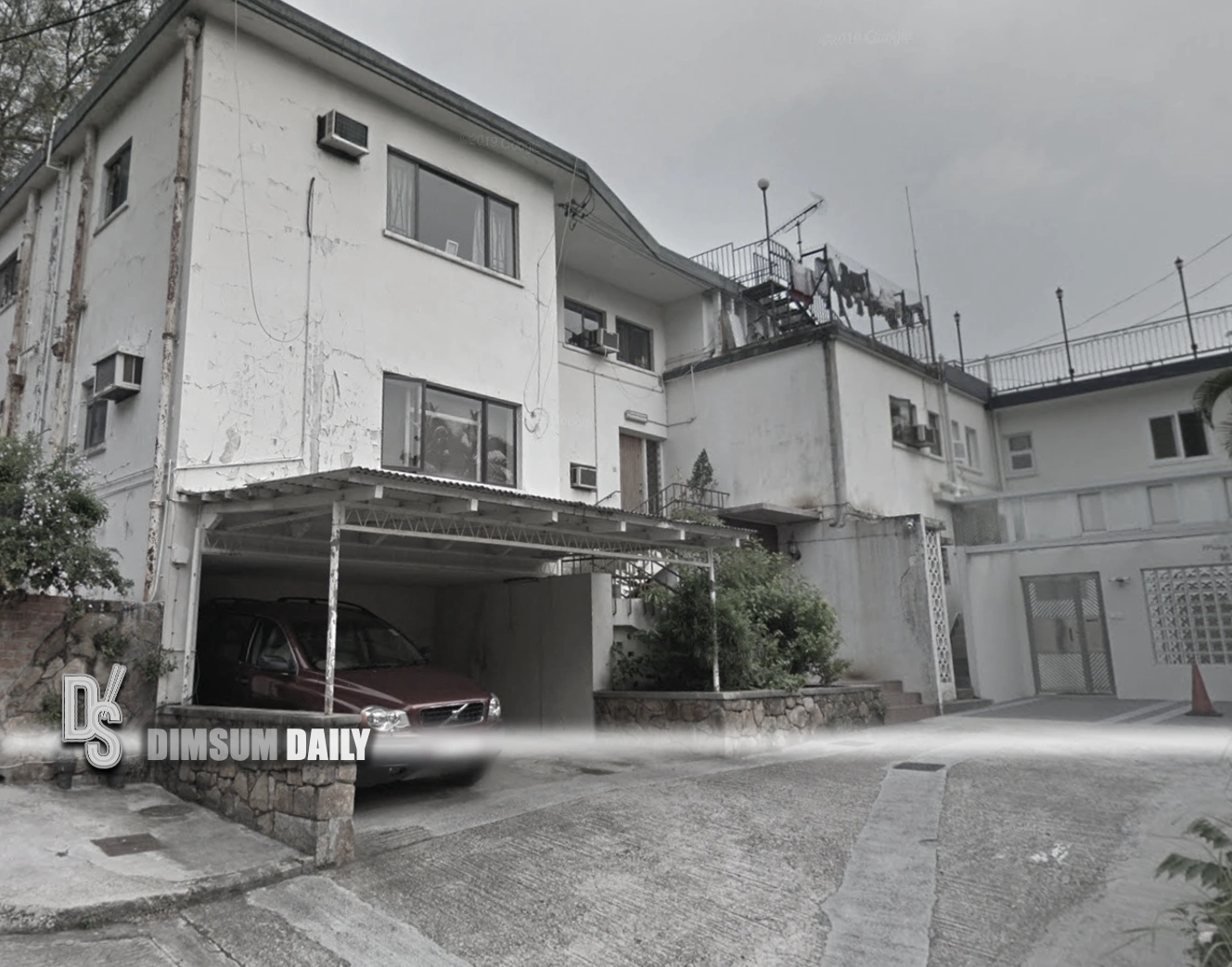 Two villas in Ting Kau ransacked as police hunt dark‑clad duo