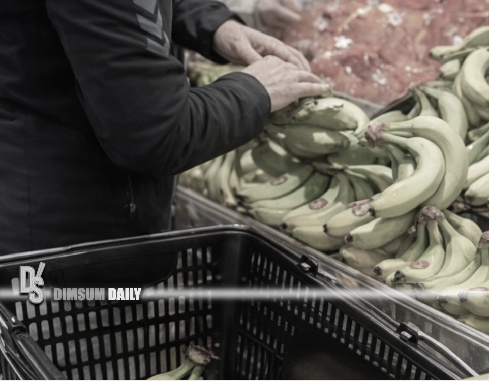 Supermarket shopper's meticulous banana selection method captures ...