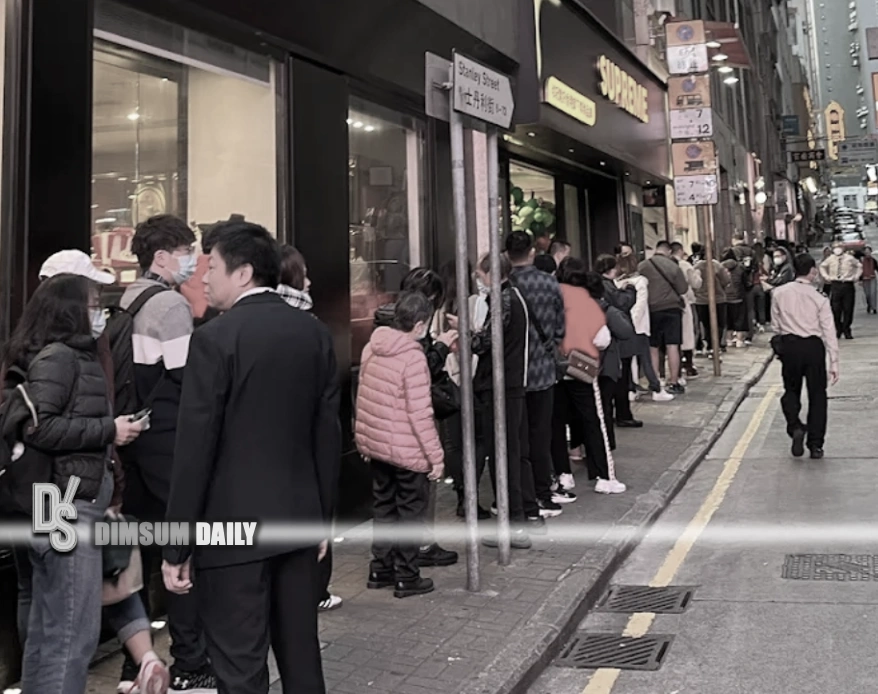 Nearly 1,000 queue in Central for record HK$200m Mark Six jackpot tonight