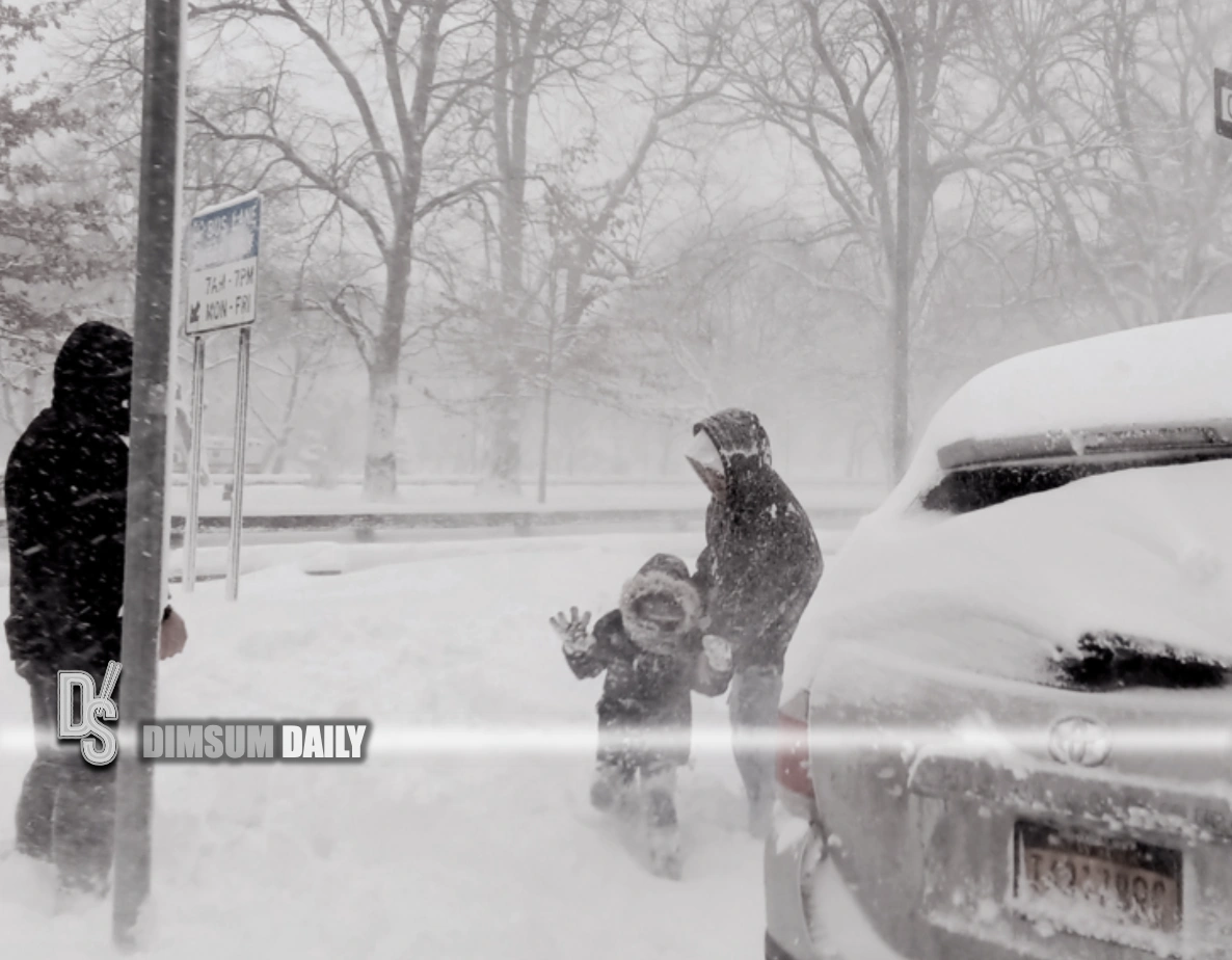 Record snowstorm cancels 5,700 U.S. flights