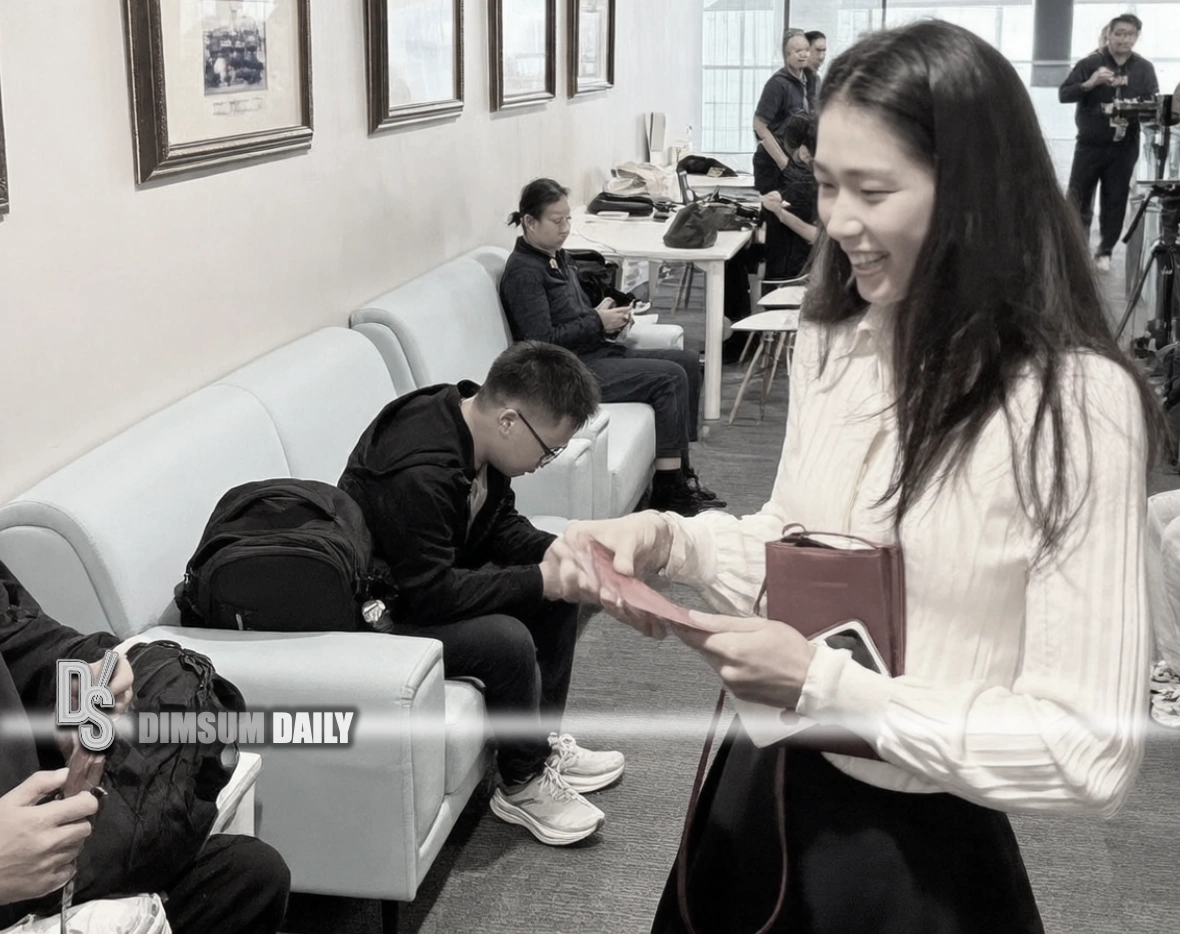 Lawmaker Vivian Kong hands out lai see at LegCo