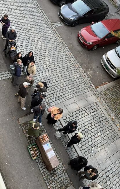 Oslo balcony pizzeria draws queues after viral clips