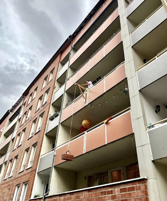 Oslo balcony pizzeria draws queues after viral clips