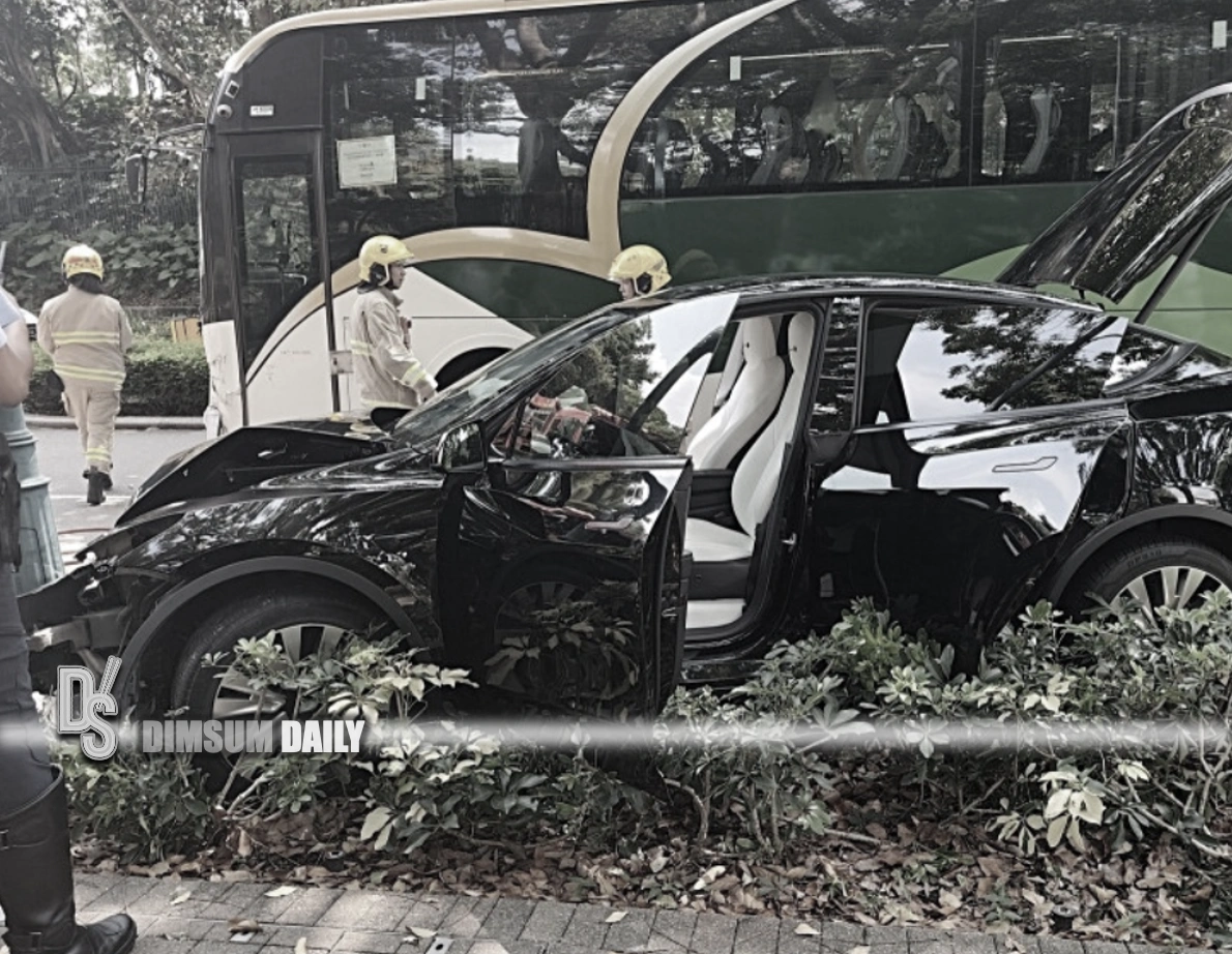 Tour coach collides with Guangdong vehicle near Hong Kong Disneyland Resort